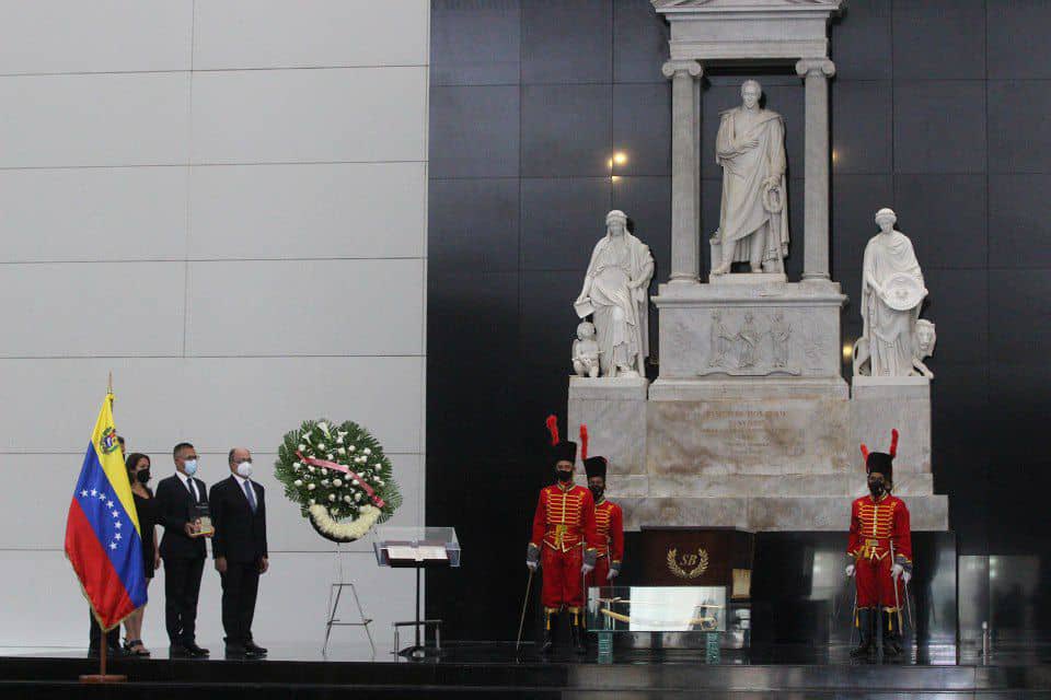Trasladan original del Discurso de Angostura al Mausoleo de El ...