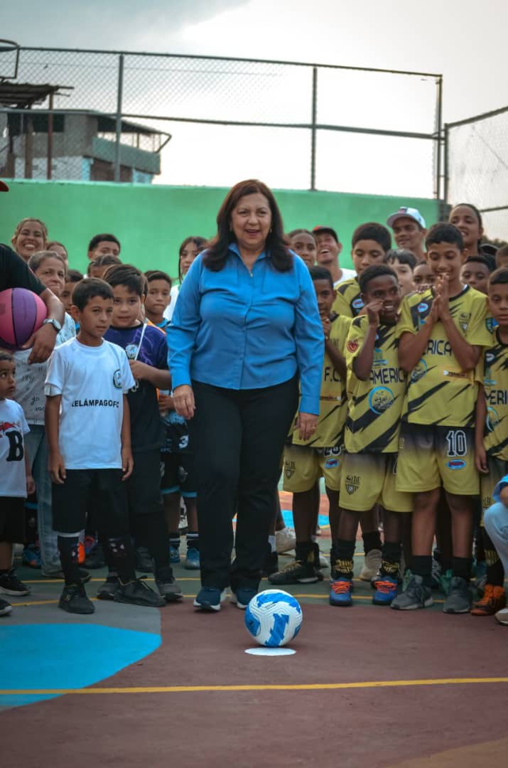 Catia estrena cancha N° 26 rehabilitada por el Poder Popular - Yvke Mundial | De La Mano Con El ...