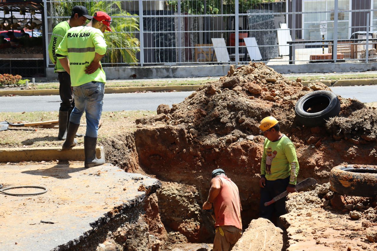 Repararon ruptura de tubería matriz al norte de Valencia