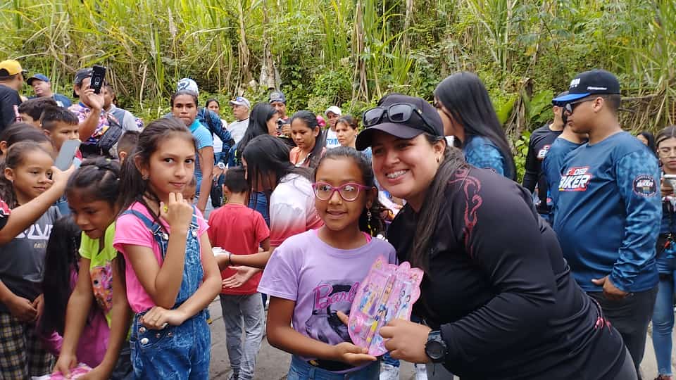 Niños y niñas de los sectores rurales de la parroquia Chiguará en ...