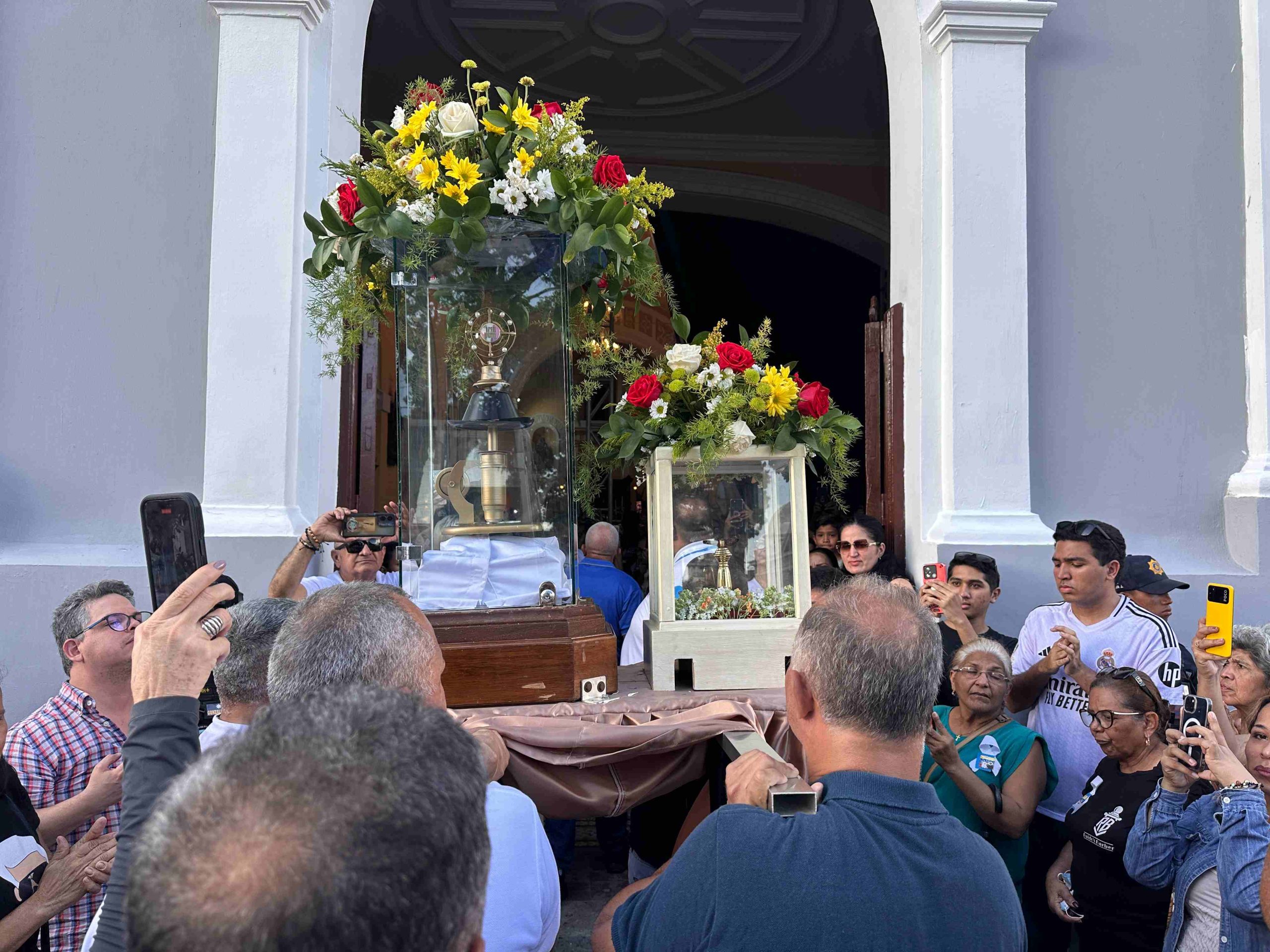Cientos de feligreses acompañaron peregrinación de reliquias de San ...