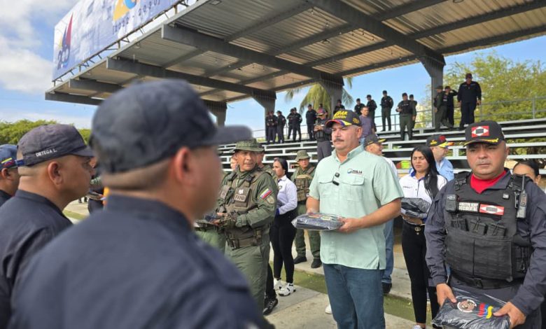 En el Zulia dotados de uniformes oficiales de la PNB en inicio de ...